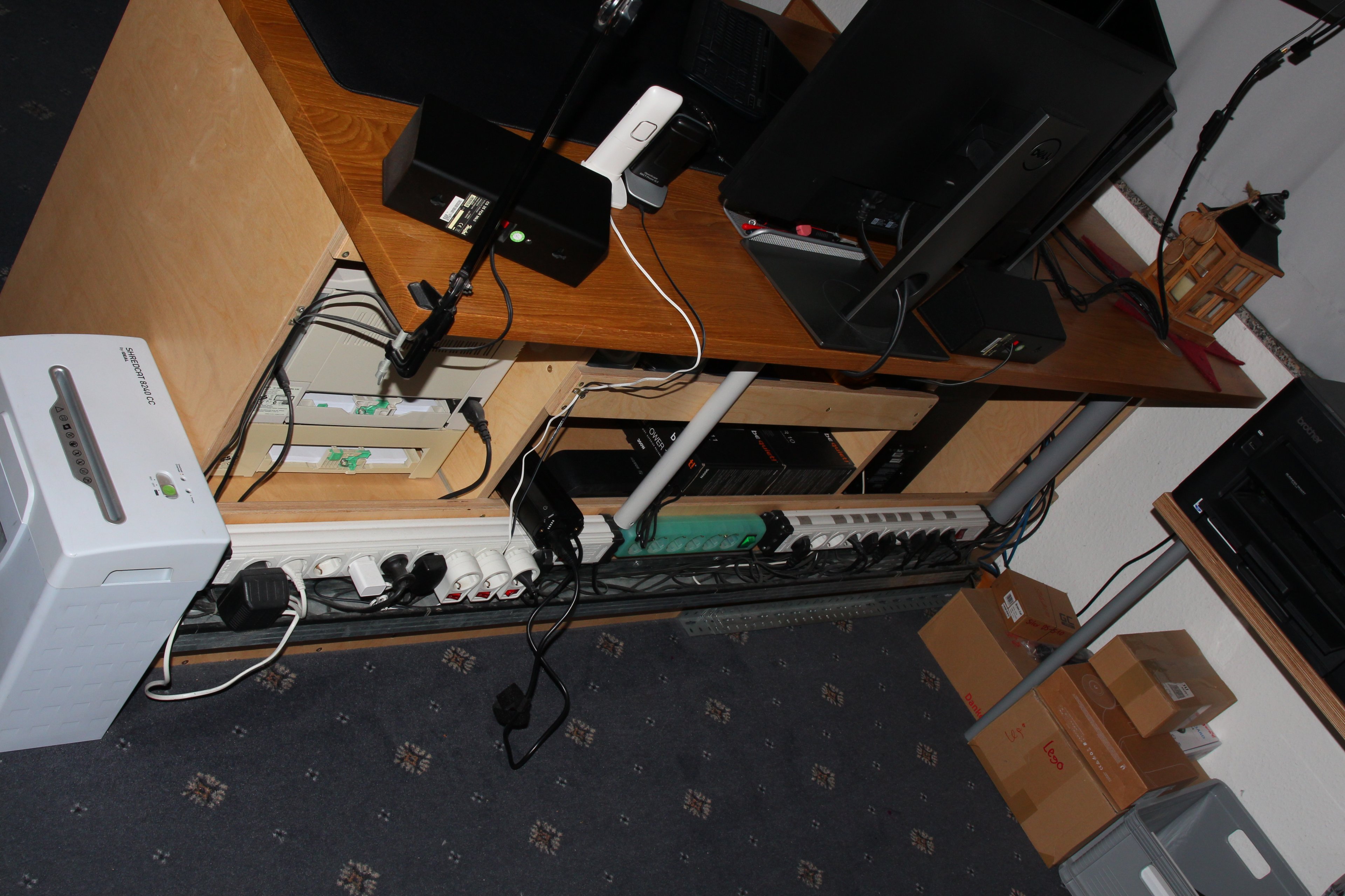 News - Ausstattung am Schreibtisch: Steht euer PC auf dem Tisch? Und ...