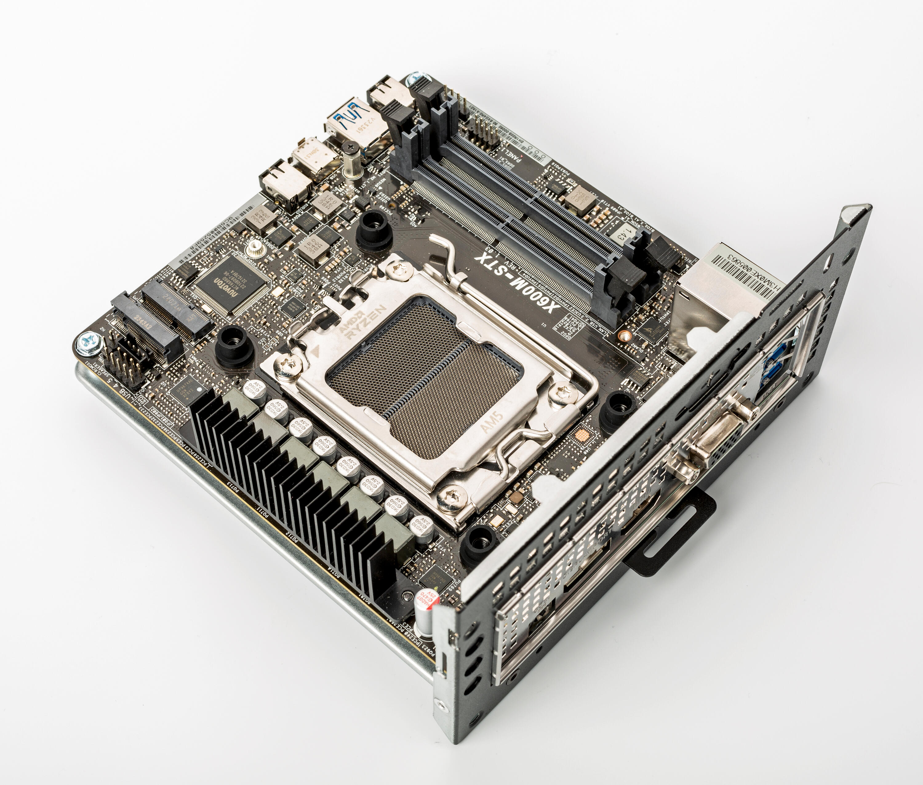 Test - ASRock DeskMini X600 im Test: 1,92-Liter-Mini-STX-System für AMD ...